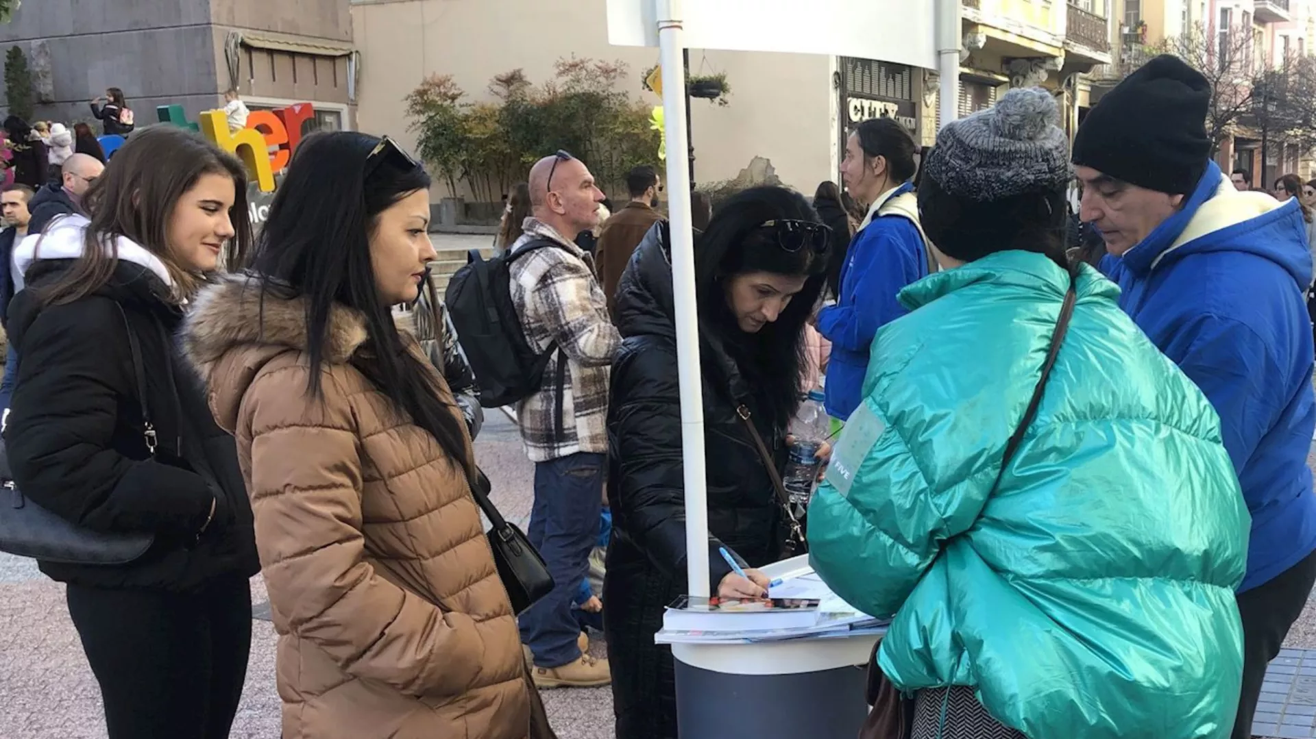 Bulgaria: Người dân ký đơn thỉnh nguyện kêu gọi chấm dứt cuộc bức hại Pháp Luân Đại Pháp - Miền ...